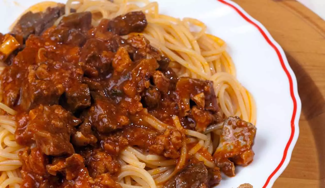 Не звичайні спагетті | За цим неаполітанським рецептом ви справите велике враження! 26117_1