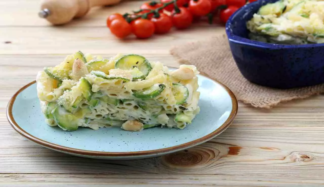 Panggang au gratin pasta kalawan courgette jeung krim almond