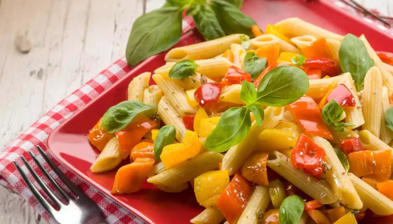 सब्जियों और जड़ी बूटियों के साथ पास्ता