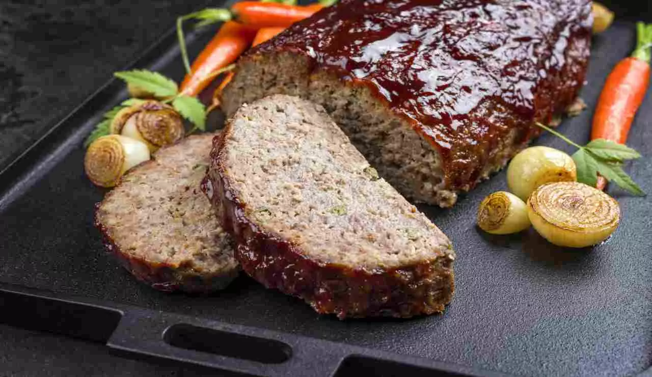 Ndin adie ati Tọki meatloaf ni barbecue obe AdobeStock