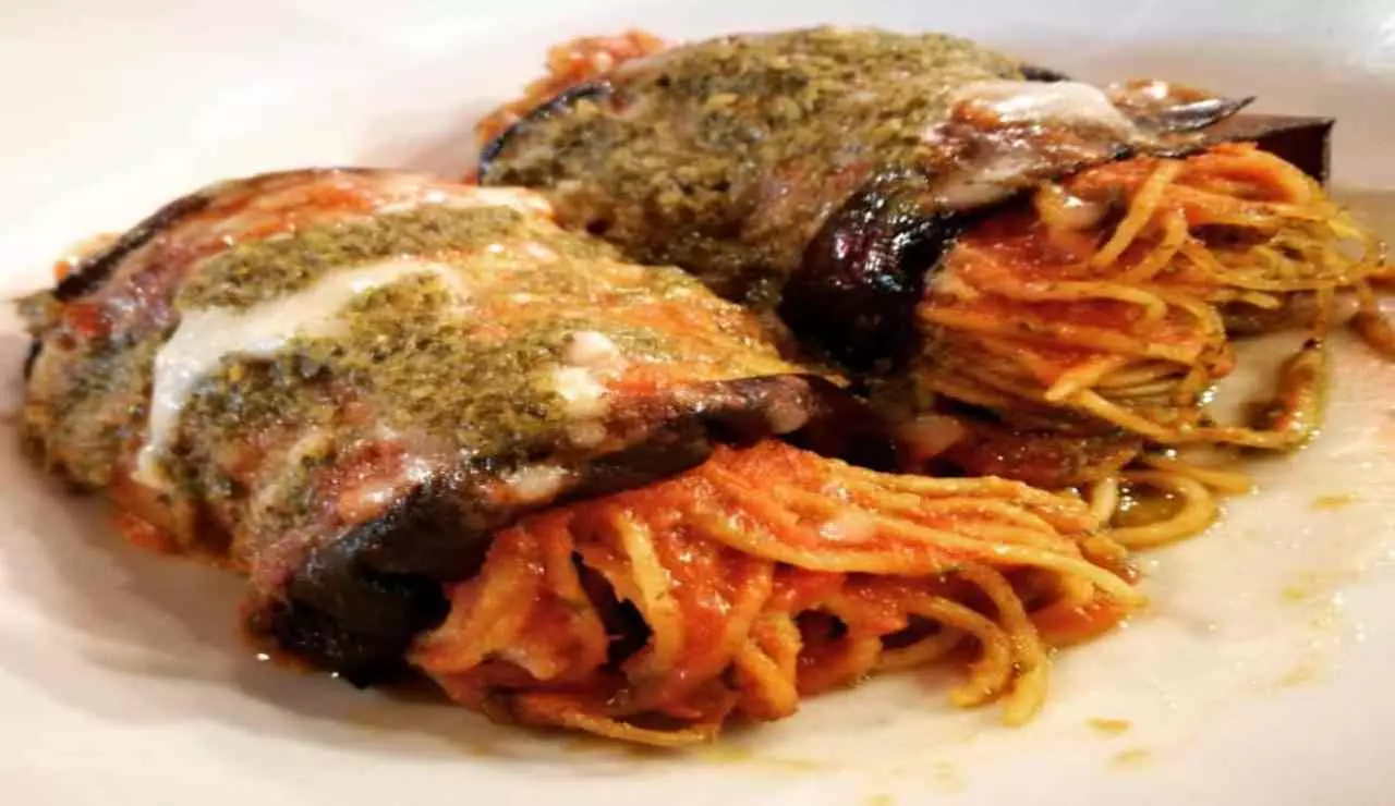 Baklažánové rolky so sicílskymi špagetami a pistáciovým pestom