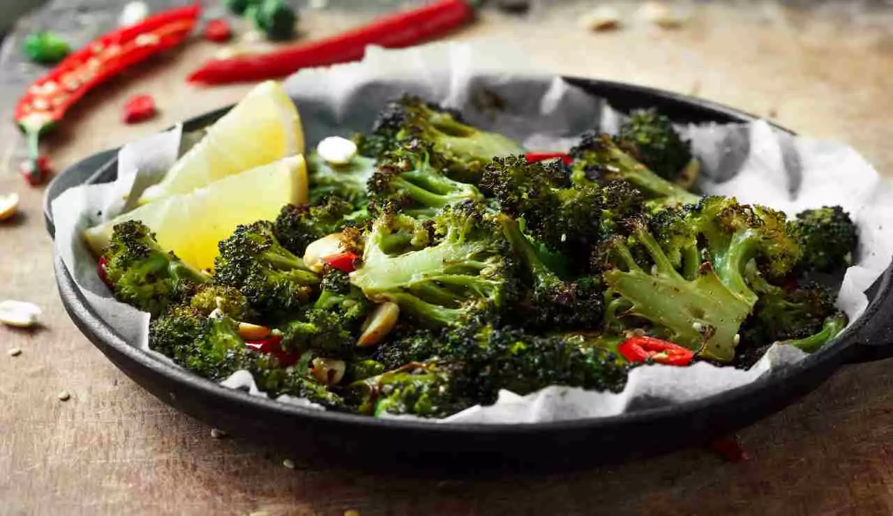 Broccoli met geroosterde pinda's en chili AdobeStock
