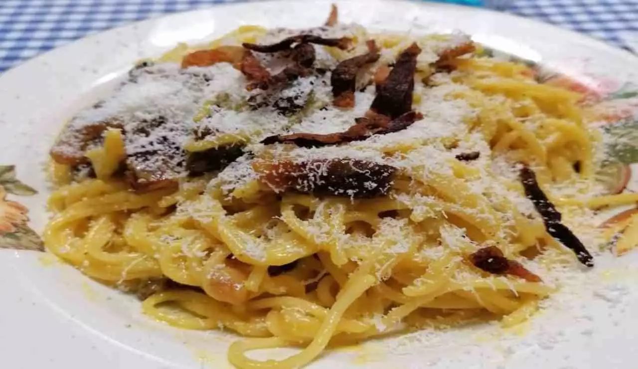 Carbonara teeb nrog speck thiab saffron