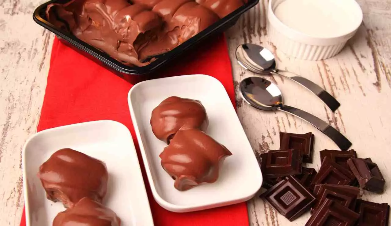 Bollos de crema con mousse de chocolate e recheos de nata