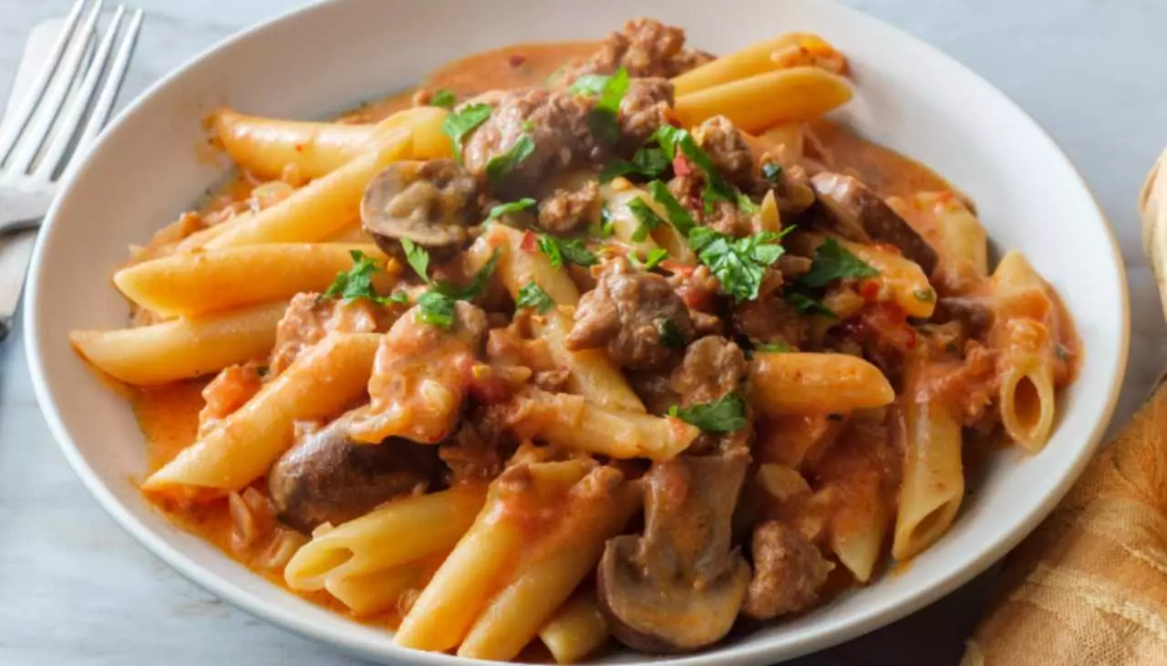 Pasta amb salsa de tomàquet i nata amb ceps, speck i embotit