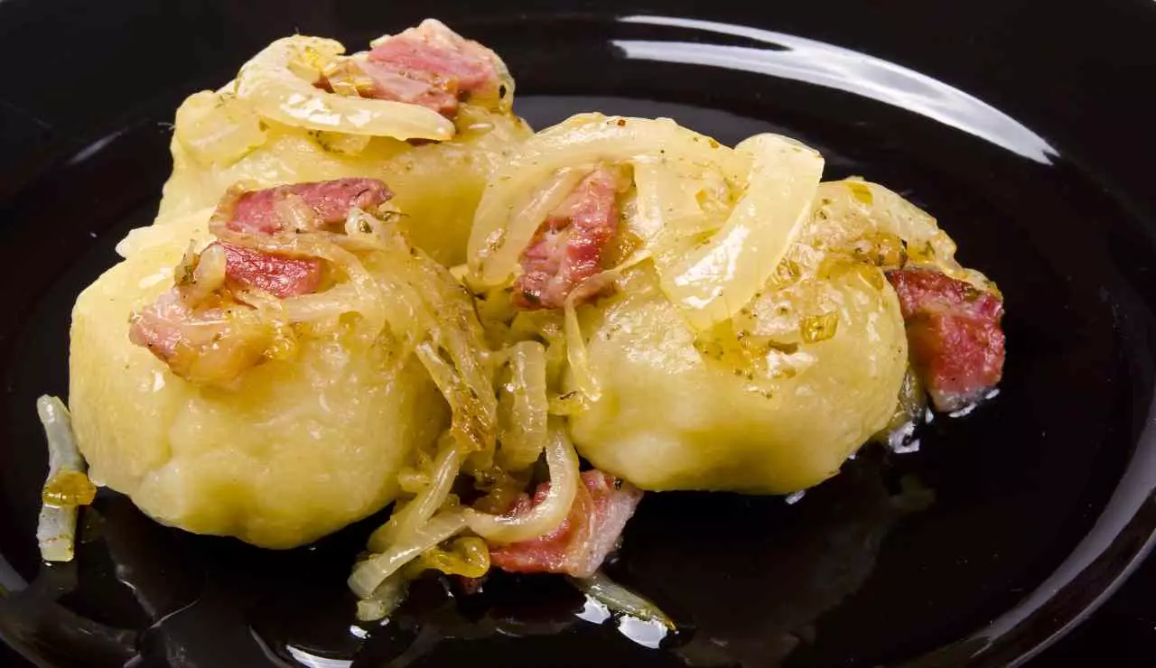 Gnocchi ពោរពេញទៅដោយ mortadella និង provolone