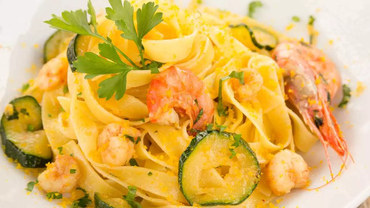 लिंबू सुगंधाने समुद्र आणि जमीन tagliatelle