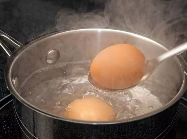 Vleisbrood met gekookte eiers