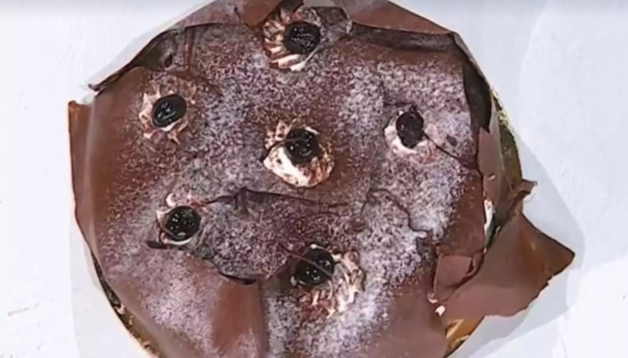 Шоколаддуу губка торт менен десерт