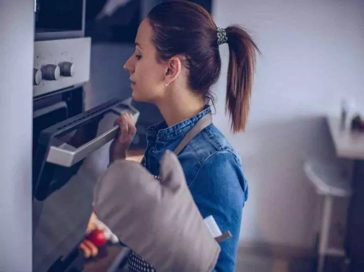 Šokolaadi ja mandli magustoit | serveerida koos tassi tee ja kohviga 26420_4