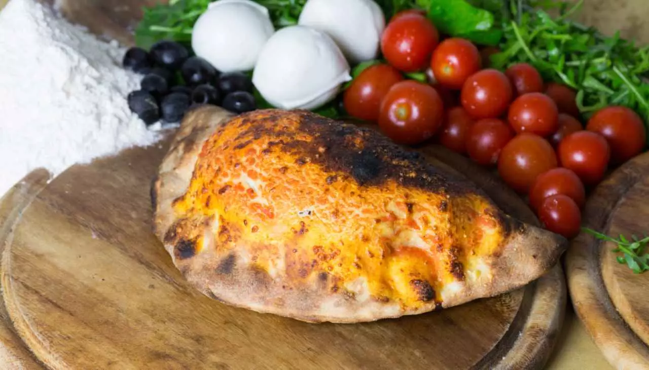 Хурууны хоол mozzarella болон улаан лооль