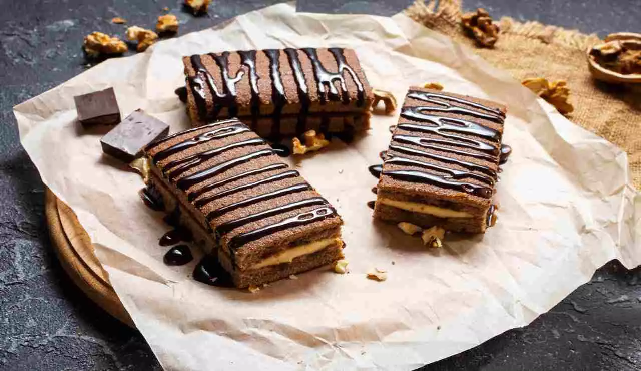 Brownies coklat dan kacang dengan krim diplomatik AdobeStock