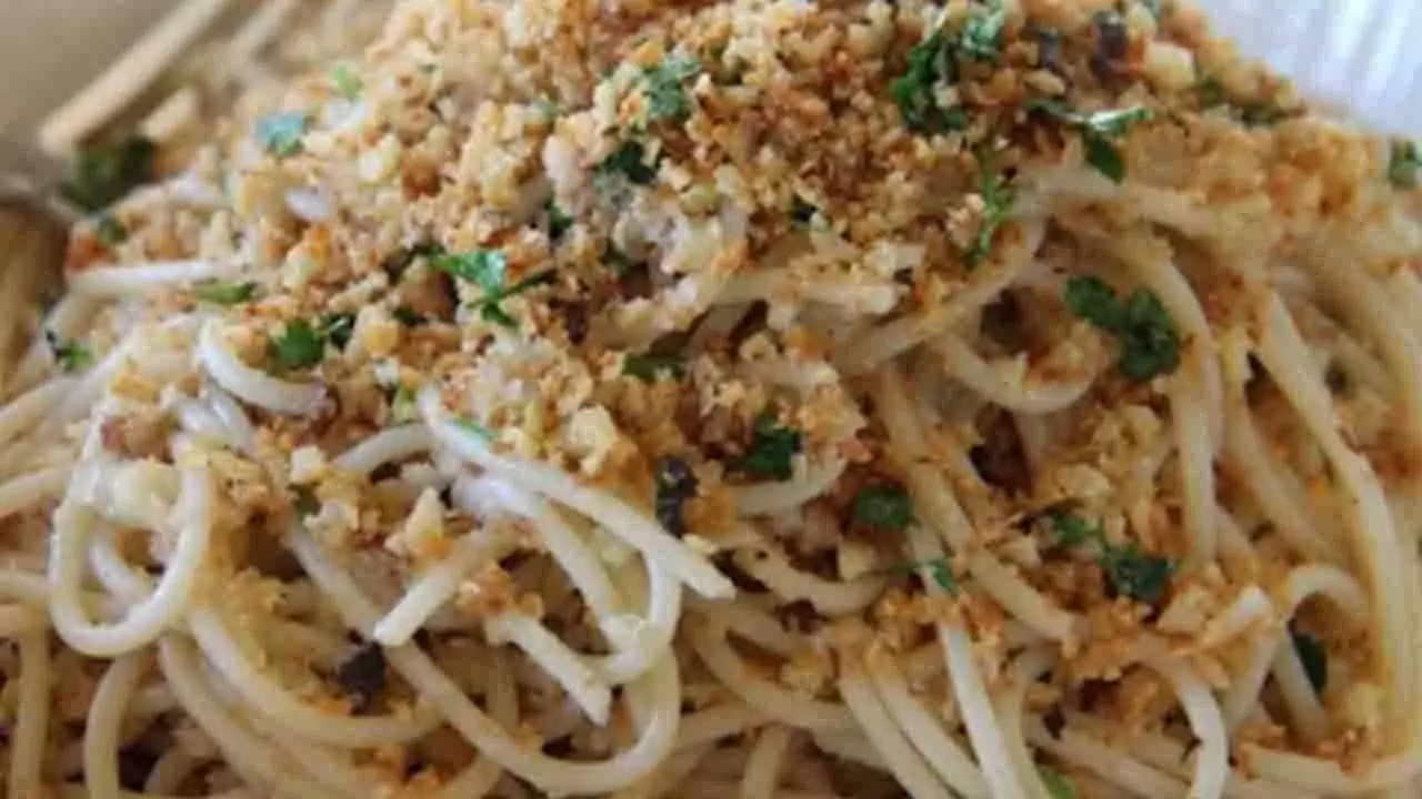 Spaghetti pẹlu crumbs ati capers