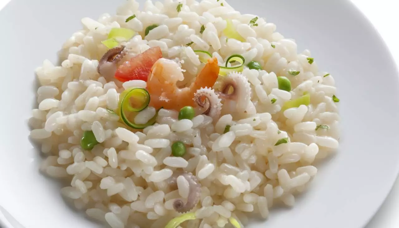 Vienvietis ryžių patiekalas su moliuskais, vėžiagyviais ir daržovėmis