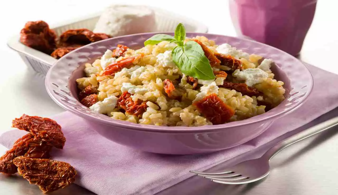 Romige risotto mei droege tomaten en ricotta