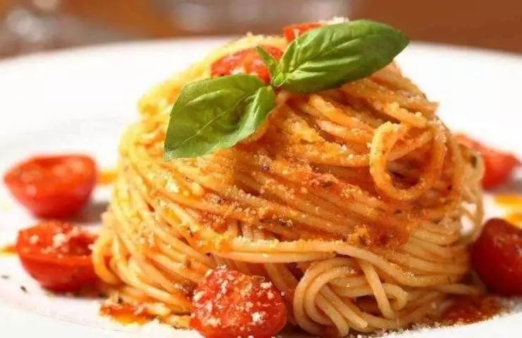 Spaghetti hamwe ninyanya enye