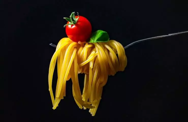 Gaffelfuld spaghetti med cherrytomater