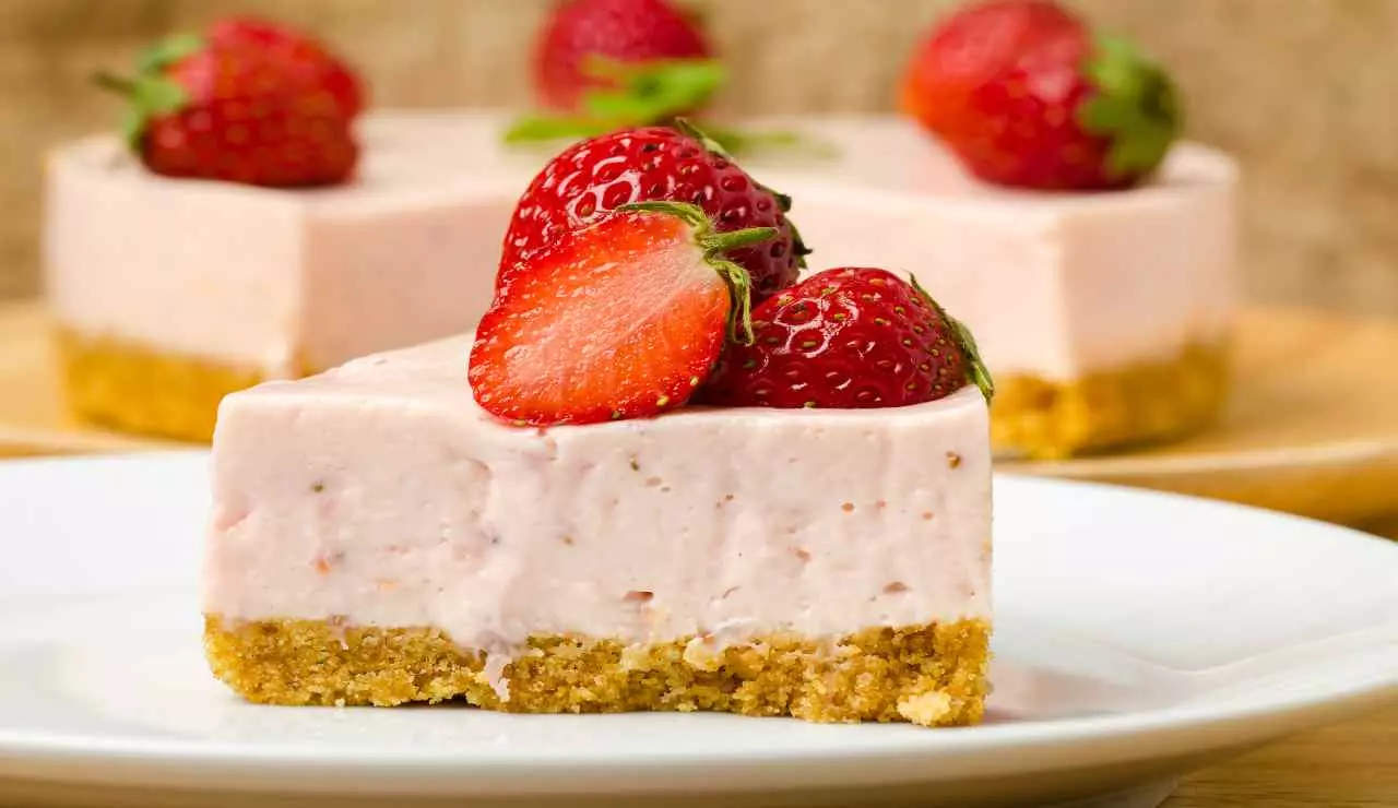 Strawberry ndi mascarpone yoghurt parfait