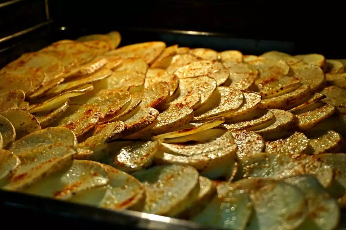 Patacas fritas ao forno, unha irresistible comida caseira