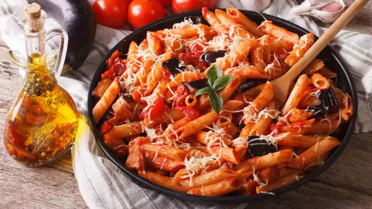 Sicilian pasta with eggplant recipe preparation 26690_1