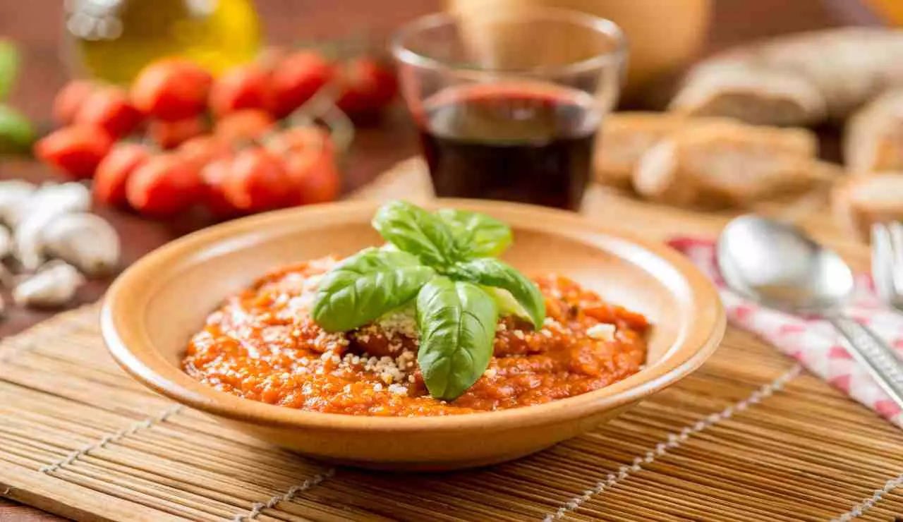 Ofe Sicilian nke tomato esi esi na achịcha pecorino