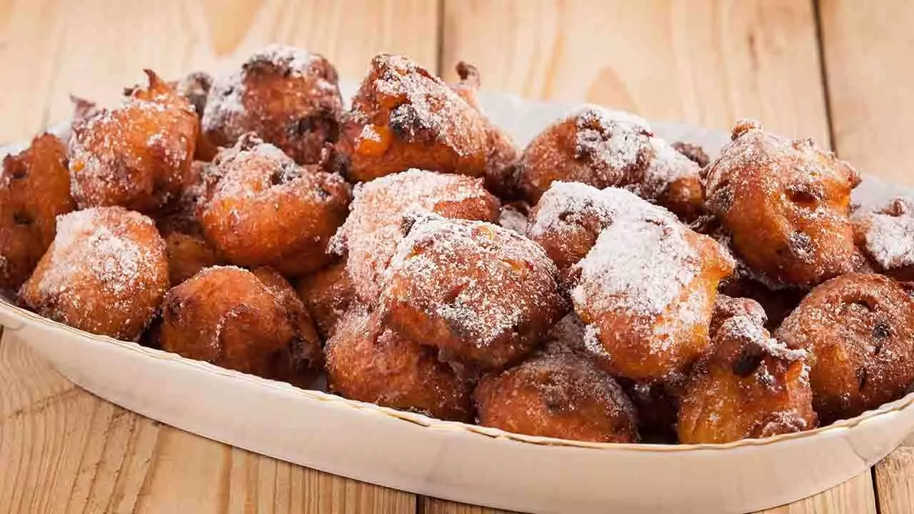 frittierte Bällchen mit Rosinen und Pinienkernen