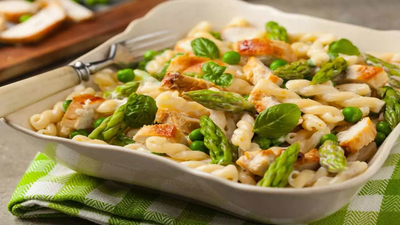 Pasta with asparagus