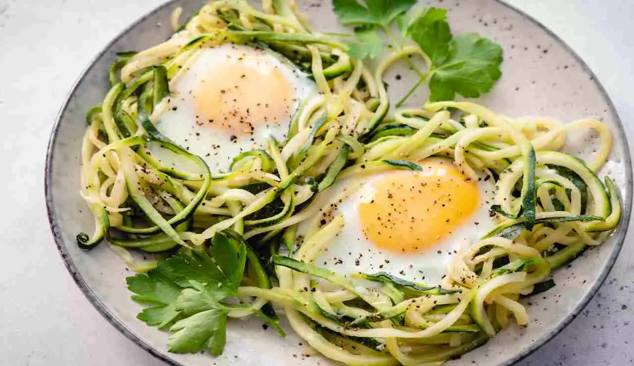 Nêsten fan zucchini spaghetti mei sipels en aaien