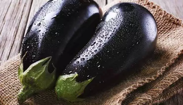 Eggplant ជាមួយ mozzarella និងប៉េងប៉ោះ cherry