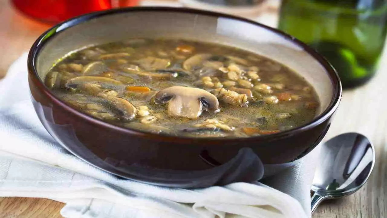 Soupe à l'orge et aux champignons une recette rustique et très savoureuse