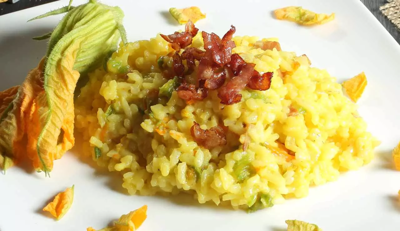 risotto ສີຄີມກັບດອກ courgette ແລະ bacon crispy | Fabulous 26872_1