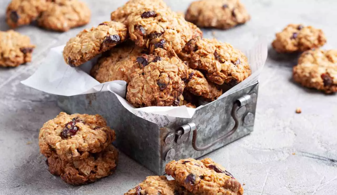 Galletas blandas con nueces y pasas | delicioso y muy rapido 26892_1