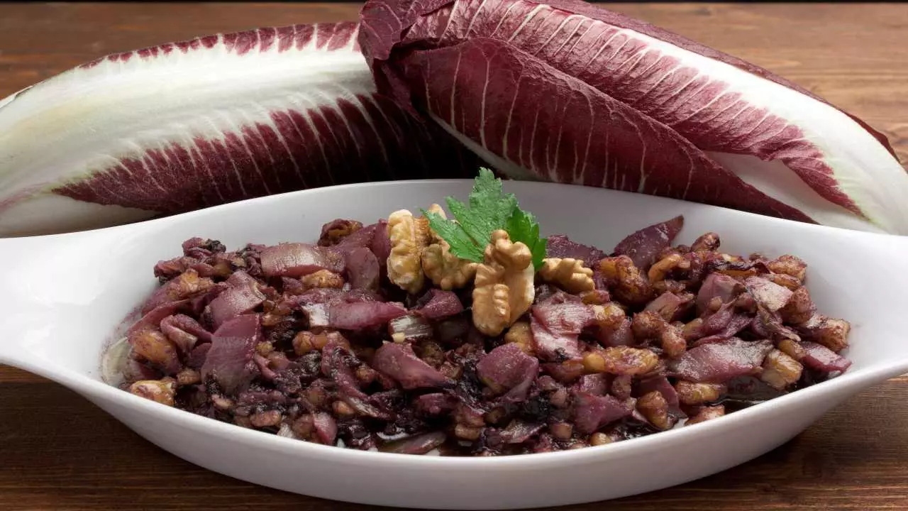 Radicchio nga adunay mga walnuts