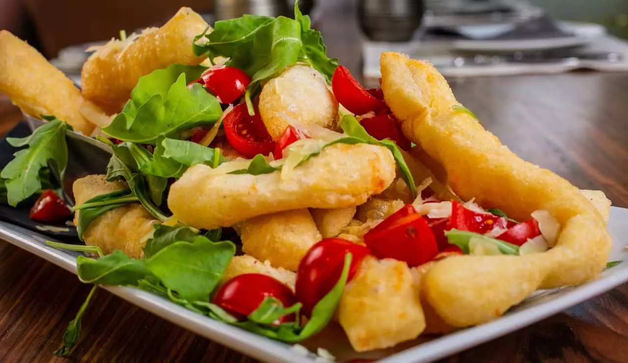 Potongan piza goreng dengan roket dan tomato ceri | Makanan jari yang menakjubkan 26934_1