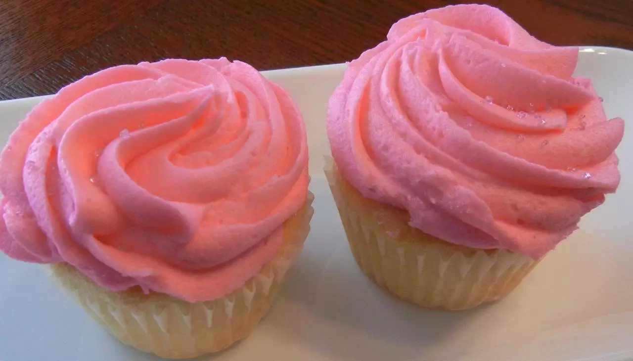 Simple awọn ọna topping Pink muffins
