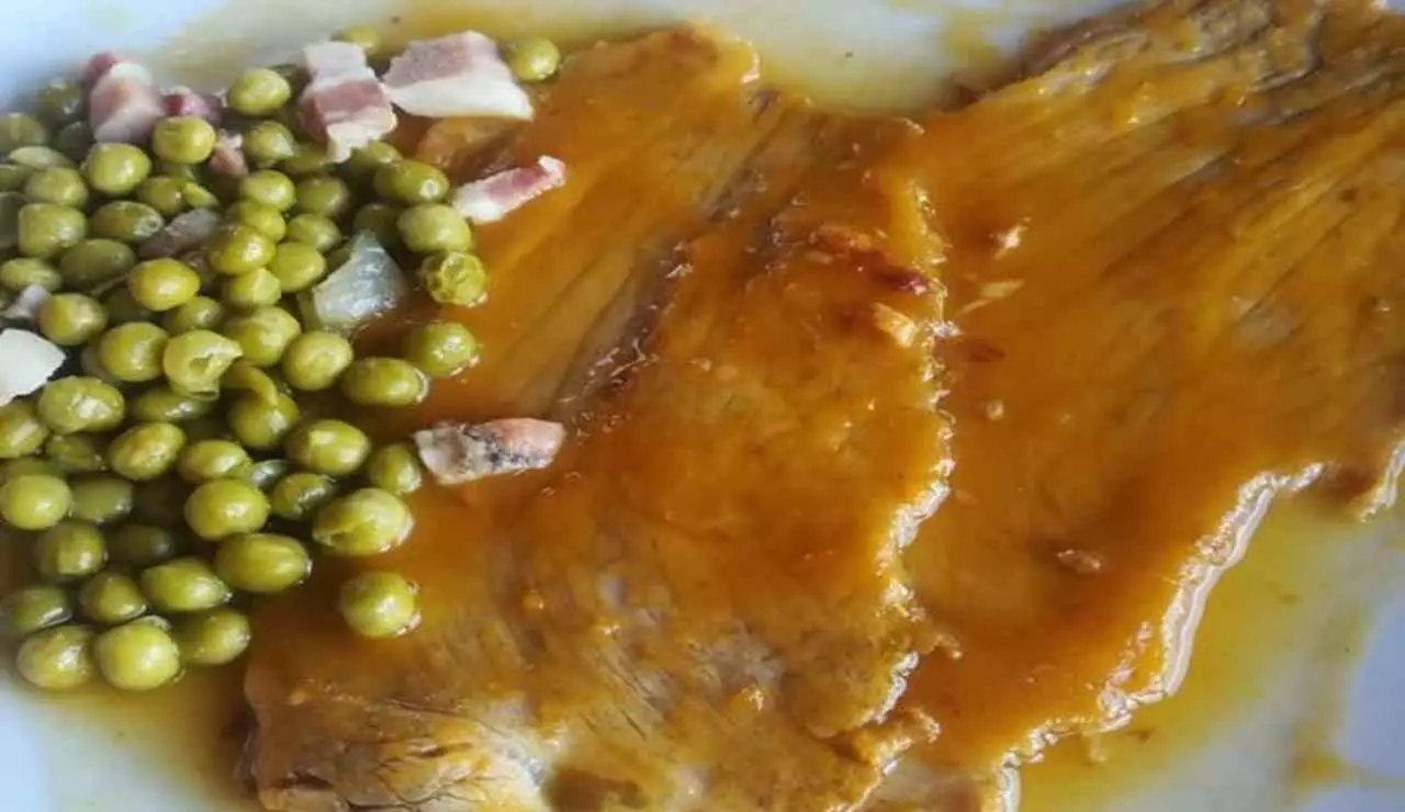 Escalope de vitel cu bere si curry cu mazare si bacon