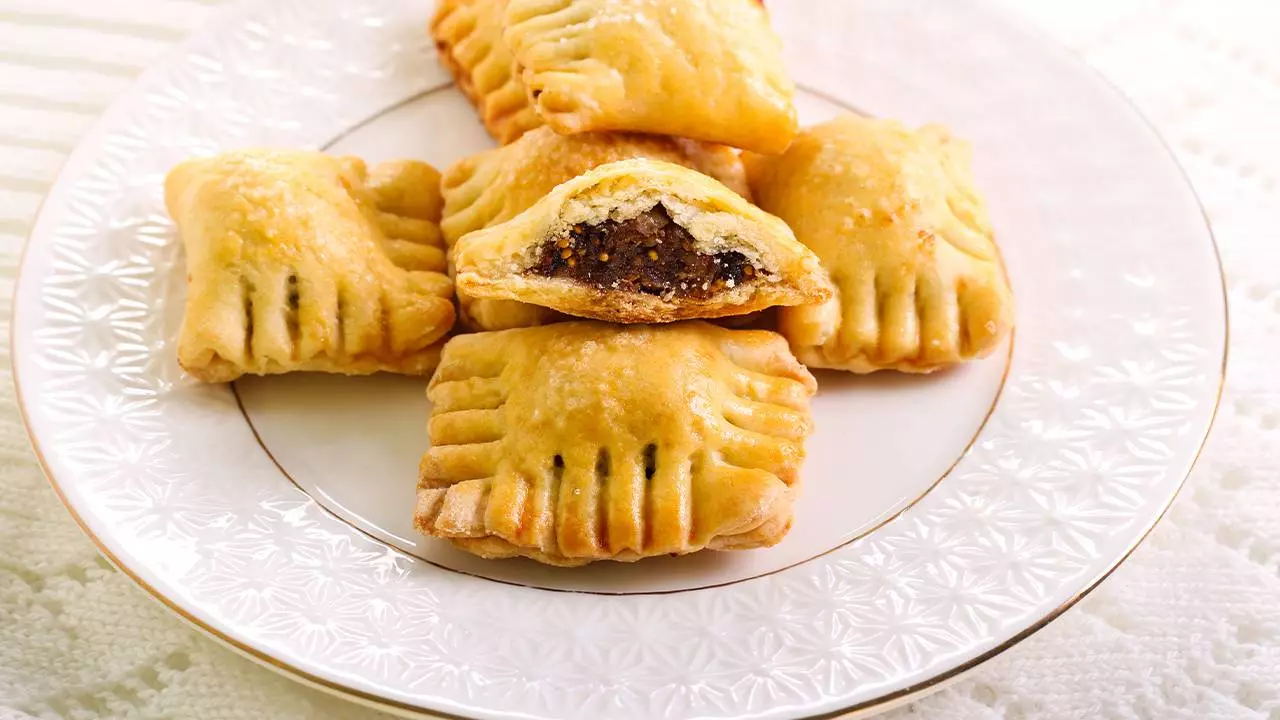 Sweets with fig jam, figs and pieces of chocolate