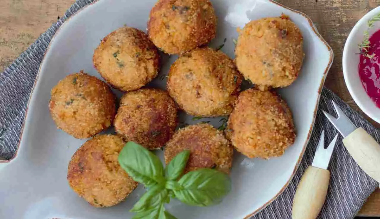 Bakso rasa dengan tuna, zucchini dan caciotta