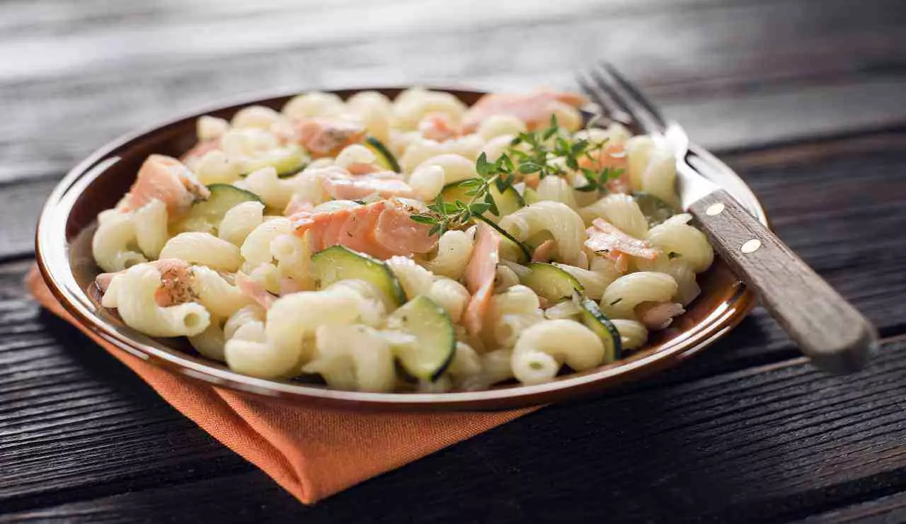 Salmon pasta hamwe na zucchini na lime