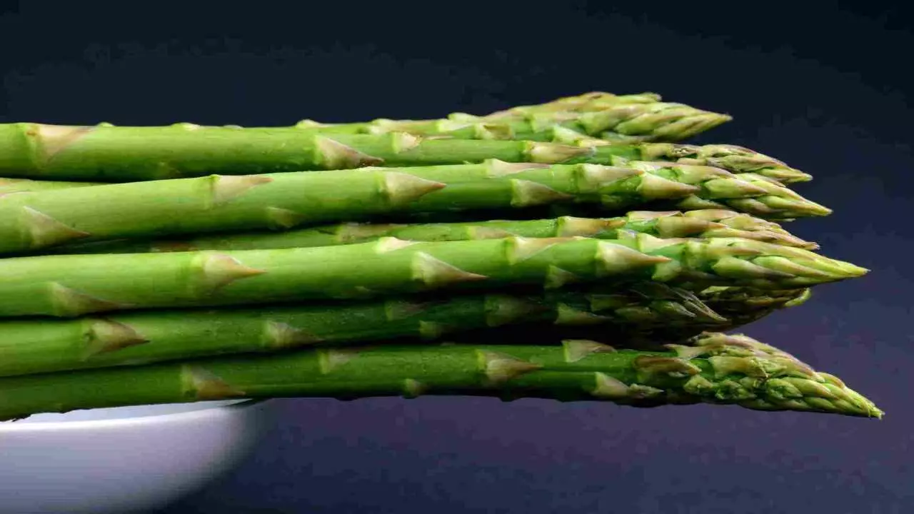asparagus کو کیسے صاف کریں۔