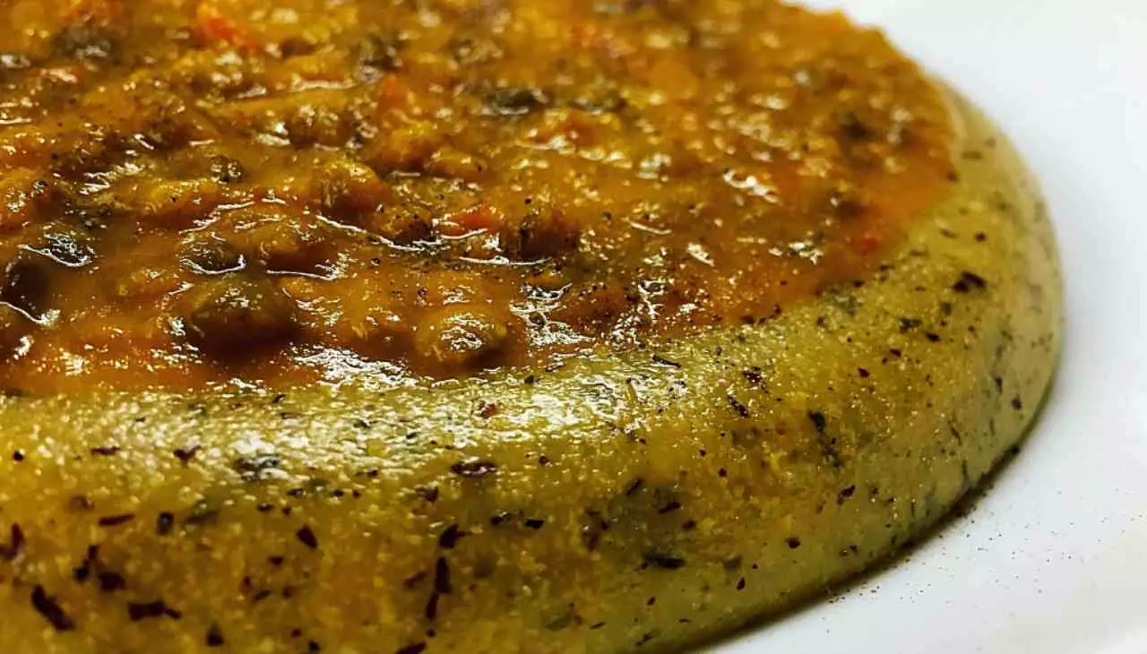 Polenta tart kalawan sosis jeung saos kéju