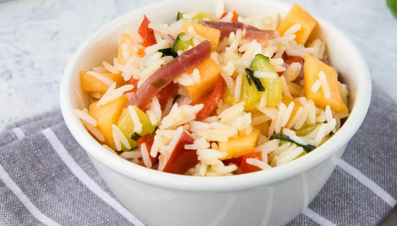 Reisgericht mit Obst, Gemüse und Fleisch