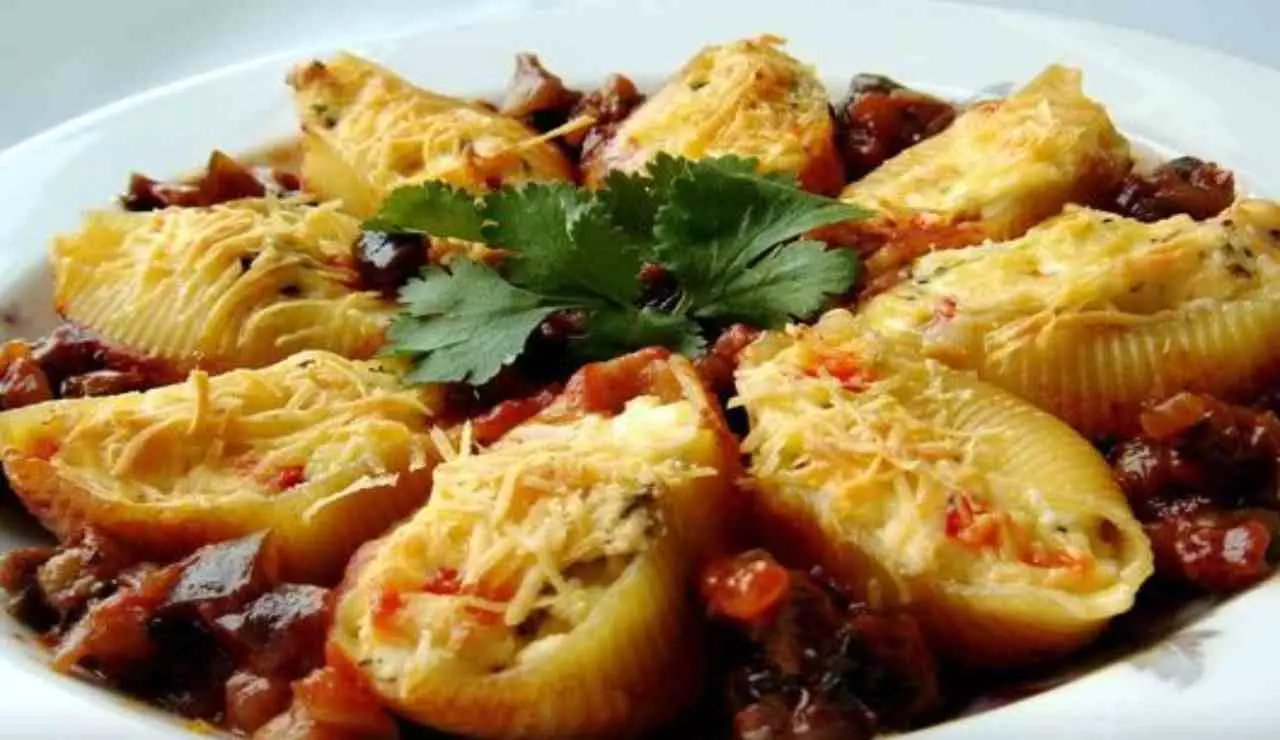 Conchiglioni met aubergines met champignons en gerookte kaas