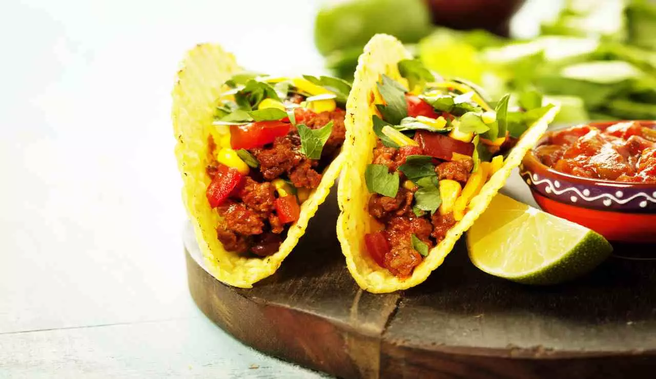 Mexíkóskt salat tacos | fersk og bragðgóð krydduð uppskrift 27210_1