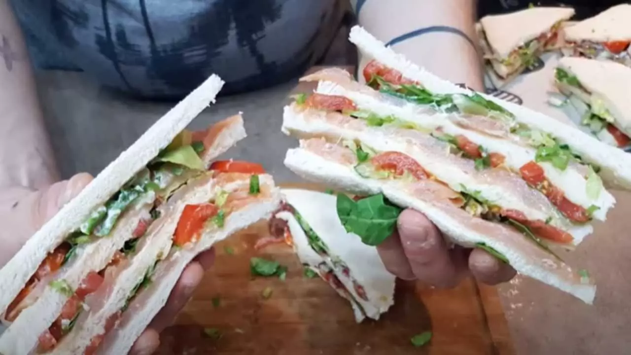 Bresaola uye rocket sandwich cake resipi MUFANANIDZO dhinda resipi