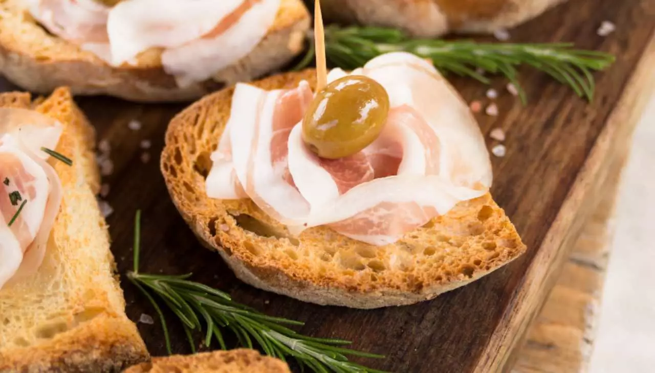 aperitivo de salame de comida de dedo