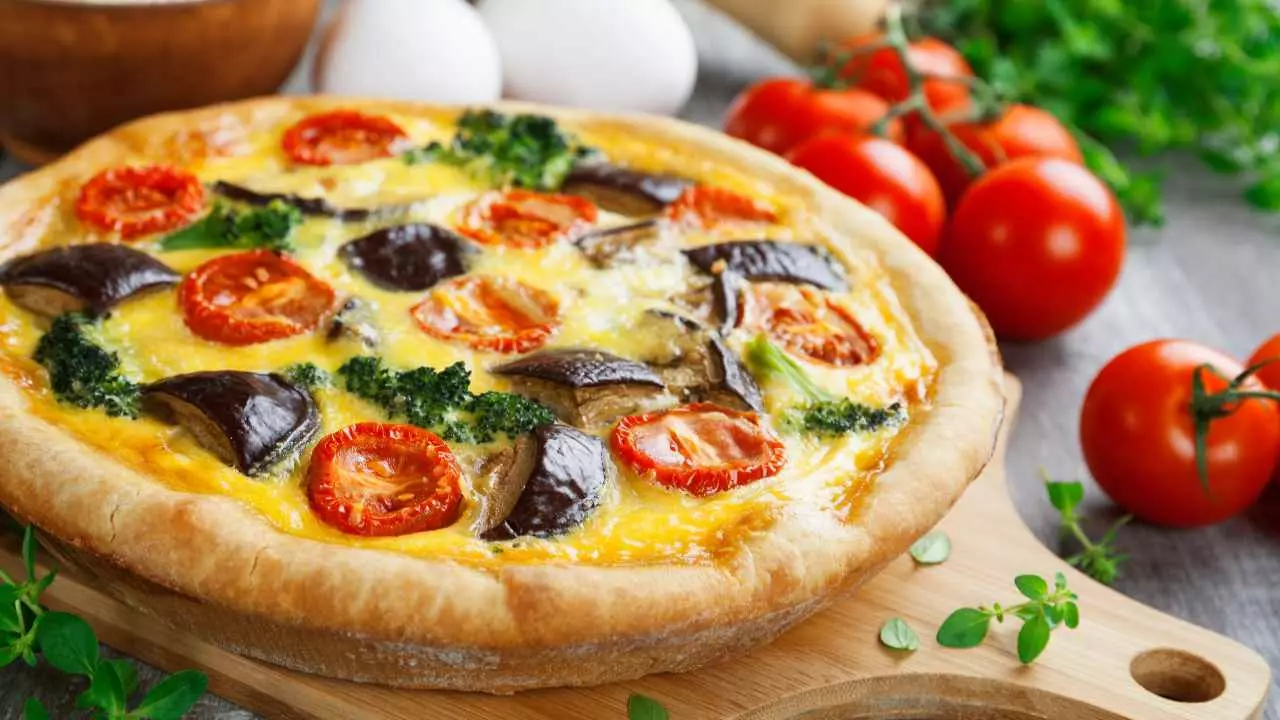 Tiomáinfidh tú gach duine ar mire leis an quiche seo le croí bog agus tonna de eggplants