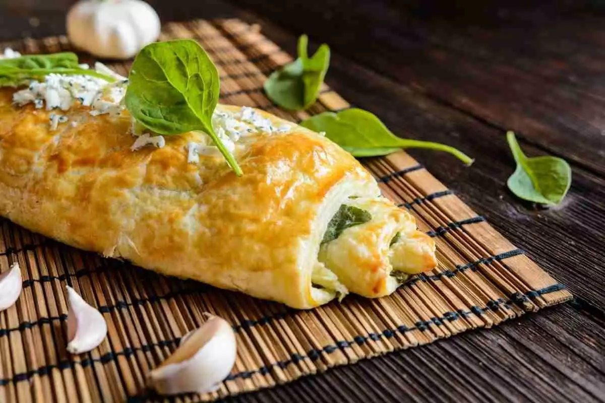 Zucchini roll: puff pastry Asiago and speck