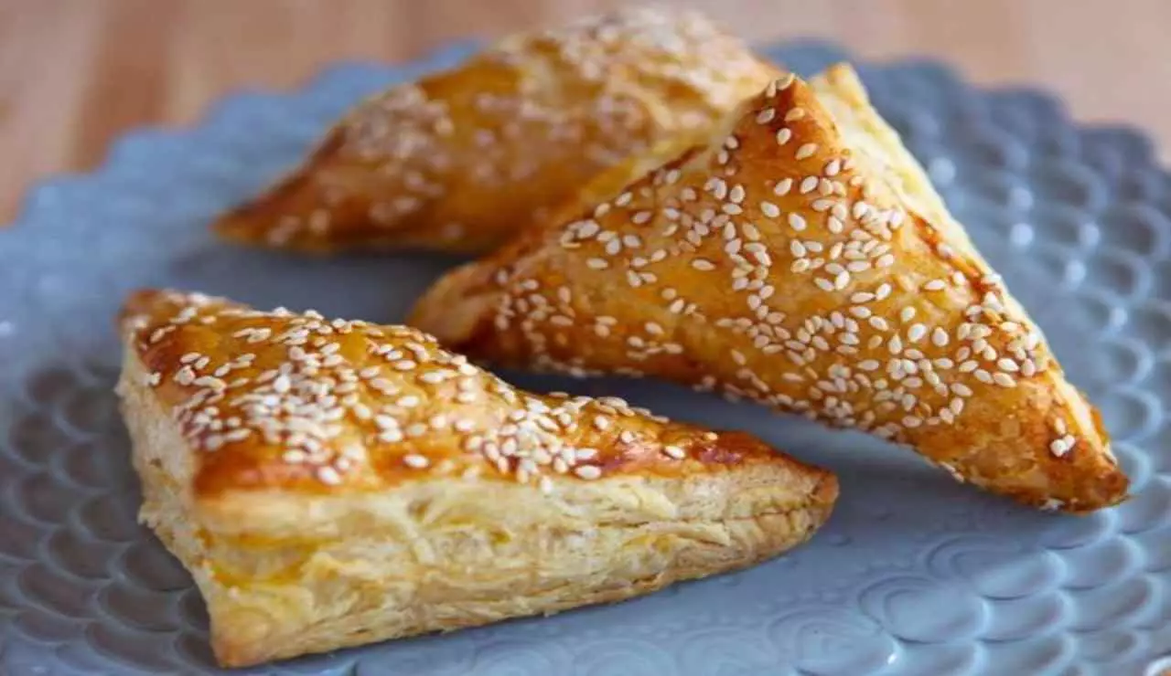 triángulos de hojaldre con crema de atún y guisantes