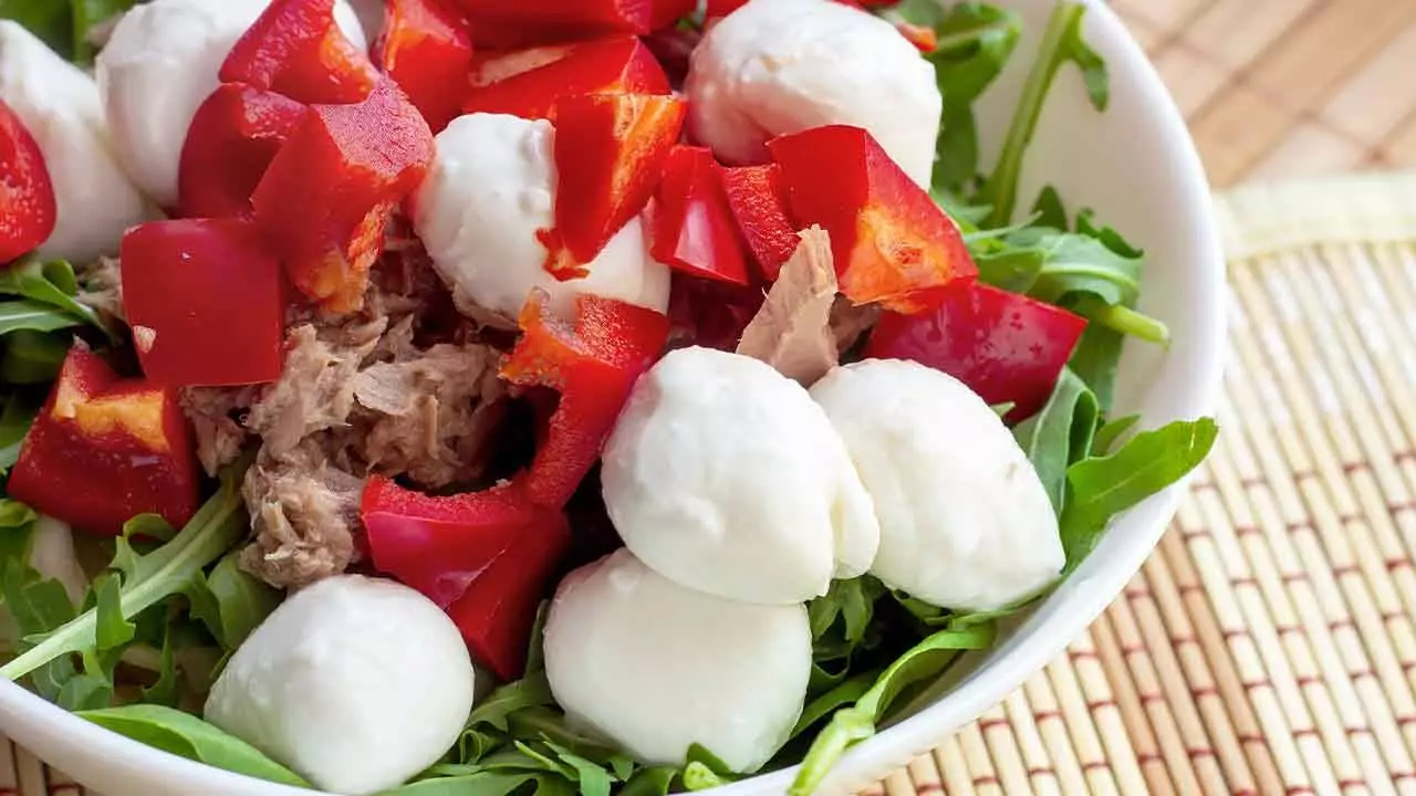 Salad mozzarella tuna dan tomat